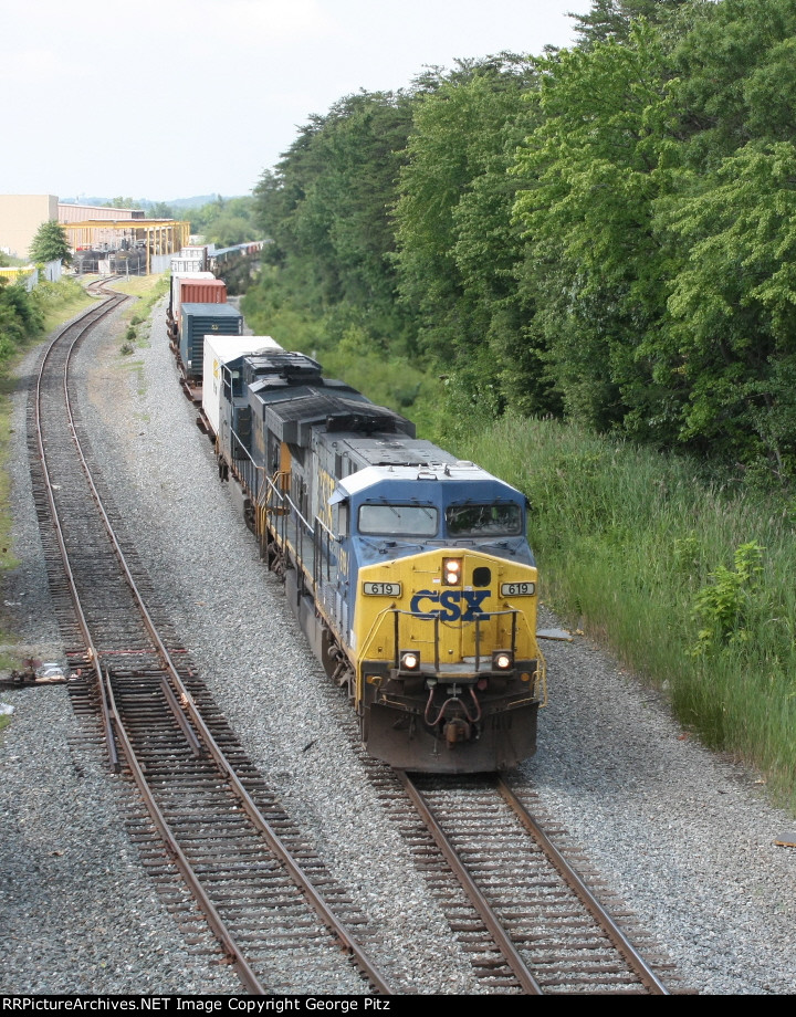 CSX 619 and train Q032